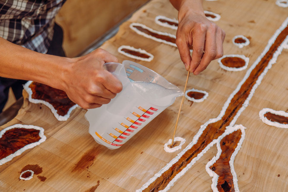 How To Pour And Spread Resin Like A Pro - E-Z MIX